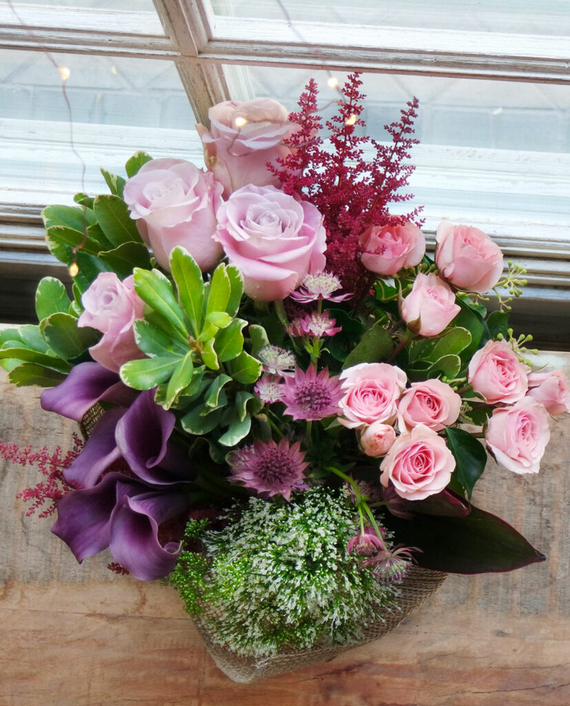 Ramo de flores frescas en tonos rosas