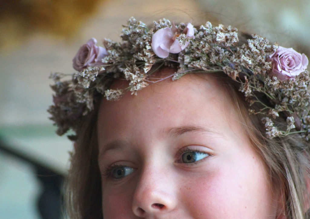 Corona de novia con rosas, eucalipto y flor de cera